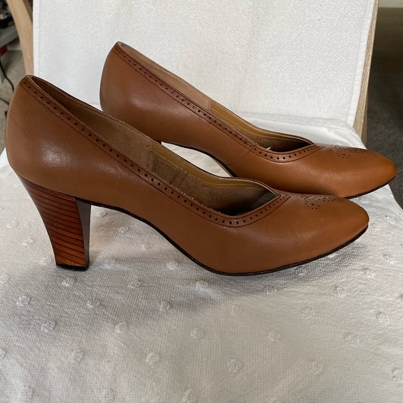 Socialite | Shoes | Taupe Socialite Heels In 9 2 Medium | Poshmark
